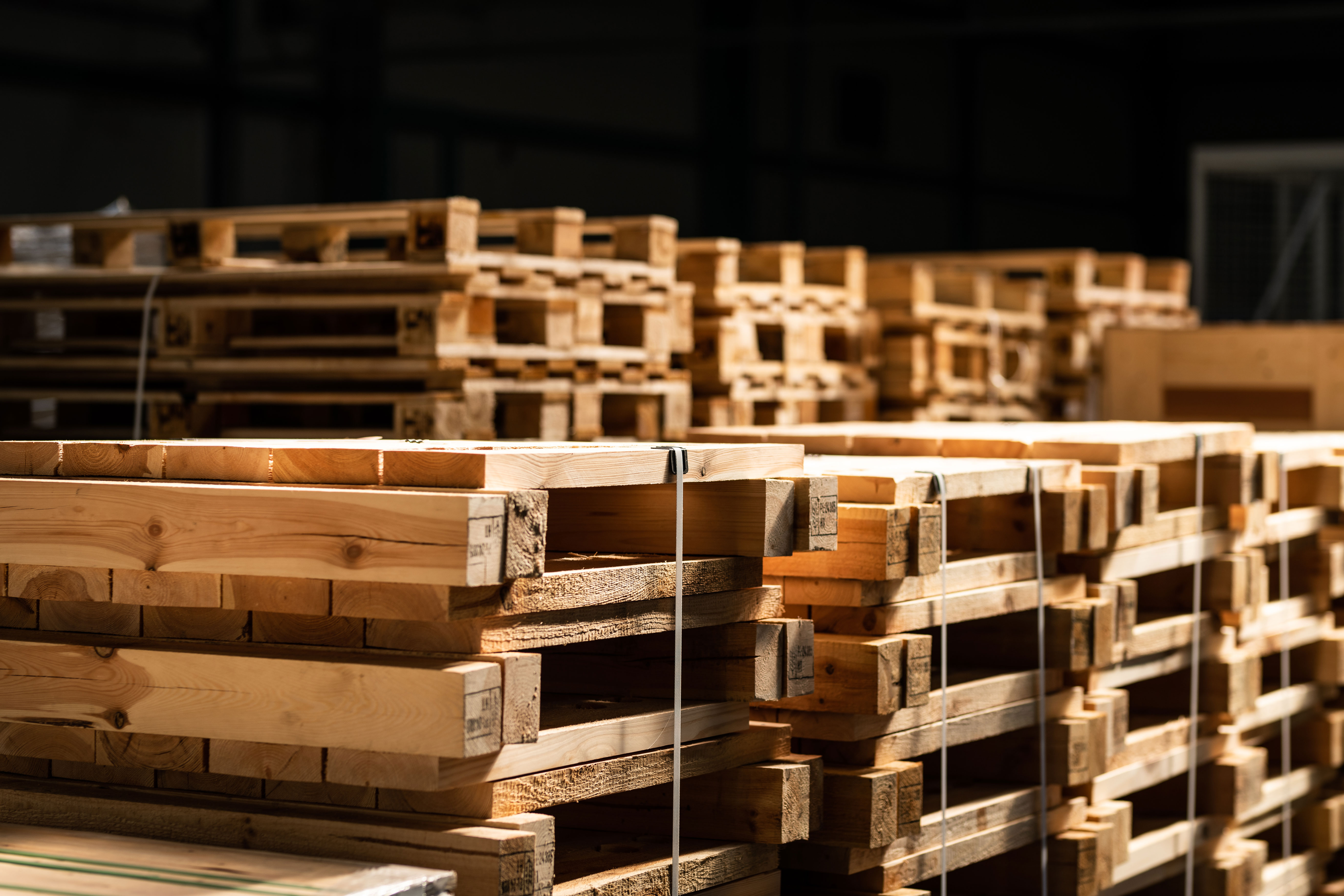 Votre vendeur de palettes en bois à Arnas - Palettes Calade Services